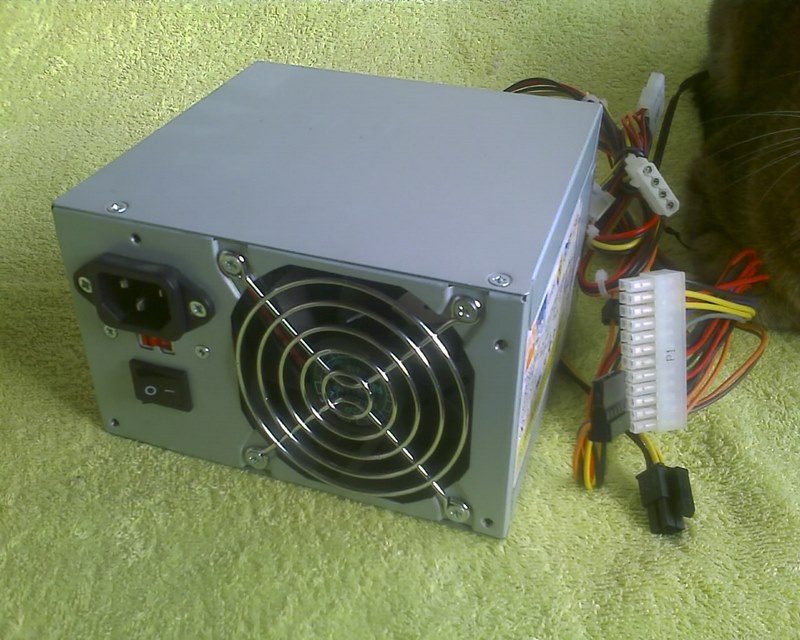 AcBel製の電源！380と記載されているが・・・定格出力は330W！！ - AcBel E2 Power Series PC7019のレビュー | ジグソー | レビューメディア