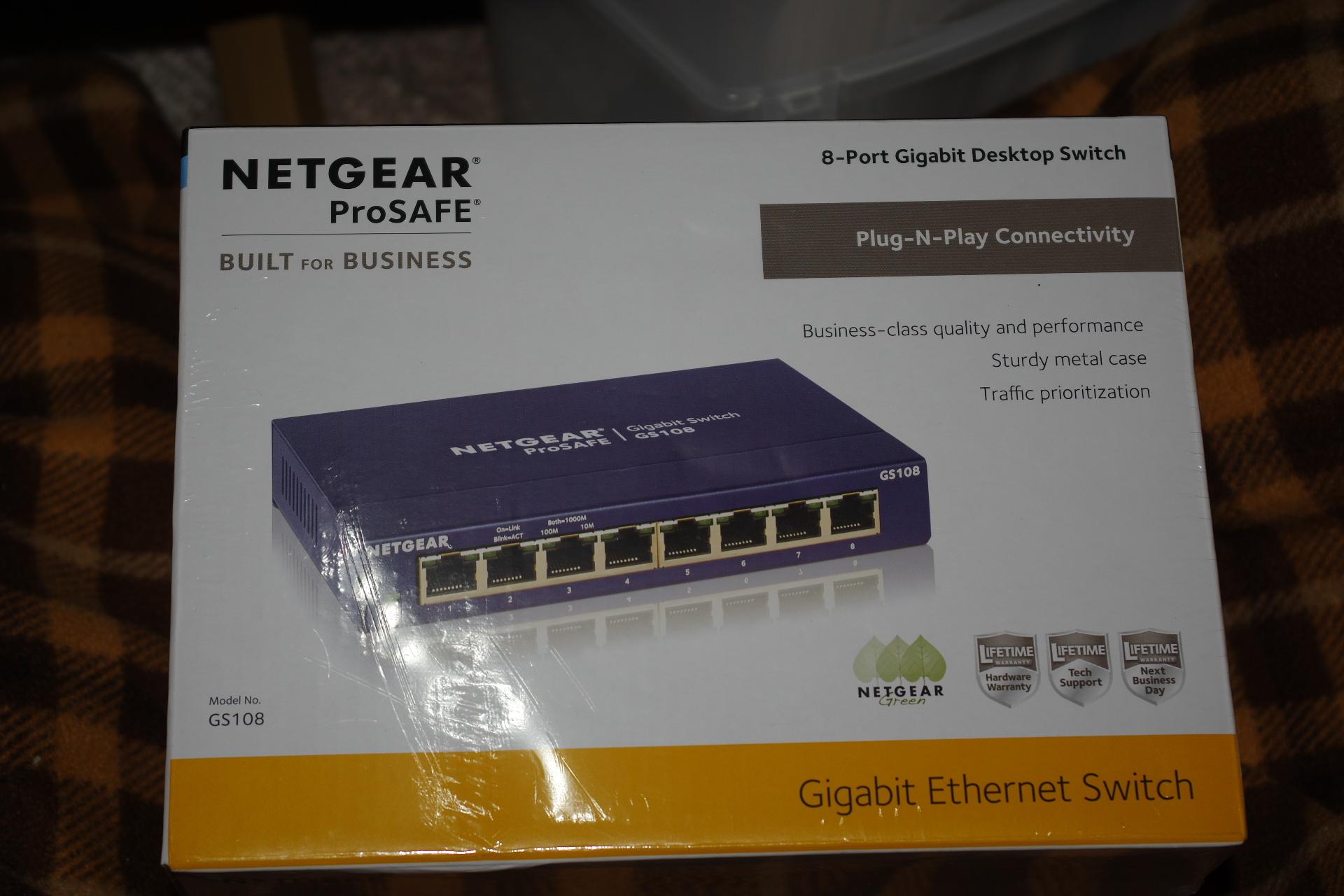 金属筐体なので、放熱に有利そうかな。 - GS108v4のレビュー | ジグソー | レビューメディア